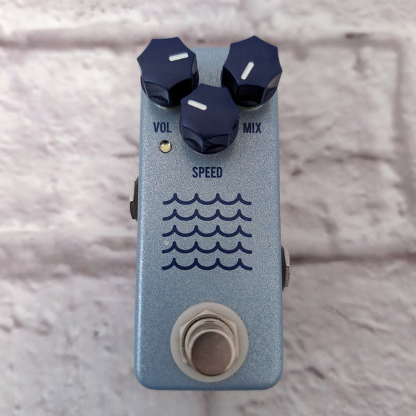 JHS Tidewater Tremolo V1 Modulation Pedal - Evolution Music