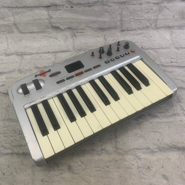 M-Audio Oxygen 8 V2 25-Key Controller - Evolution Music