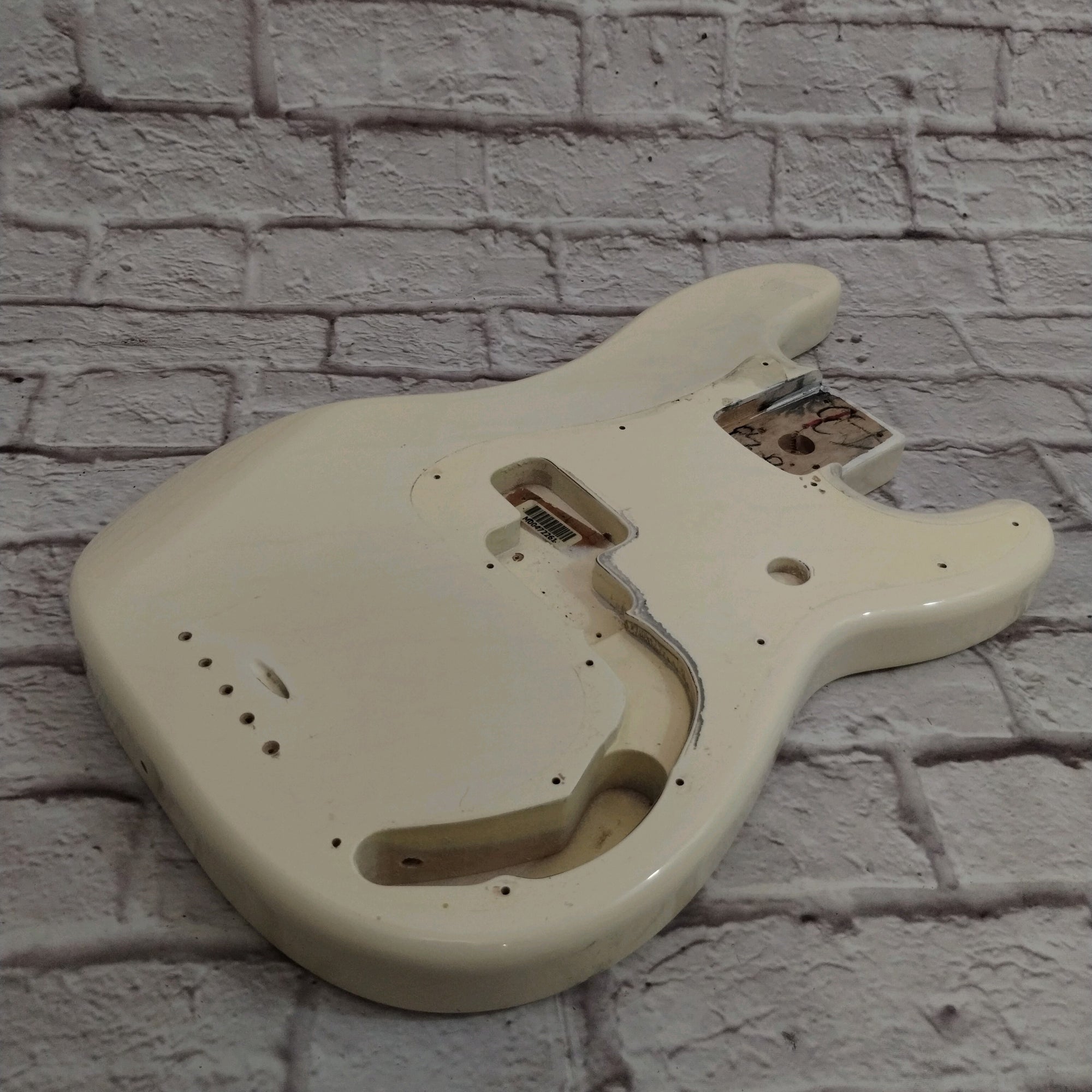 Fender White MIM P Bass body - Evolution Music