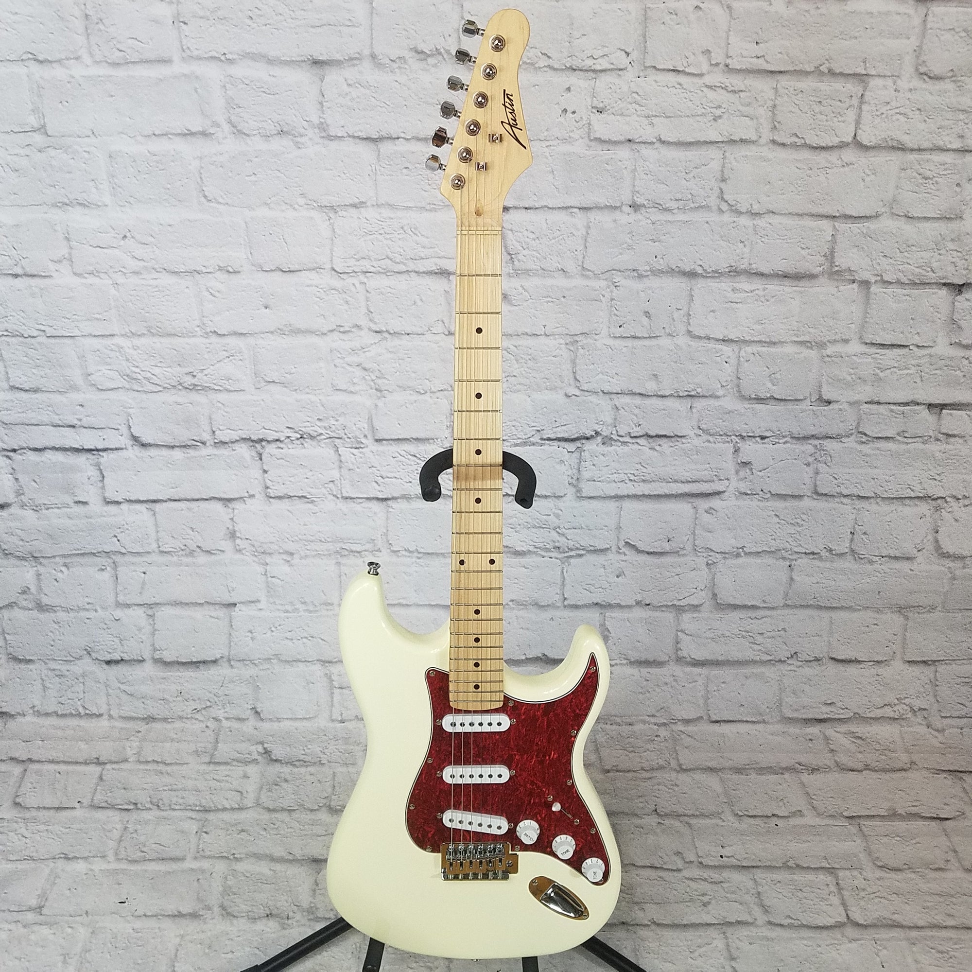 Austin AST100CR Strat-Style Guitar Cream - Evolution Music