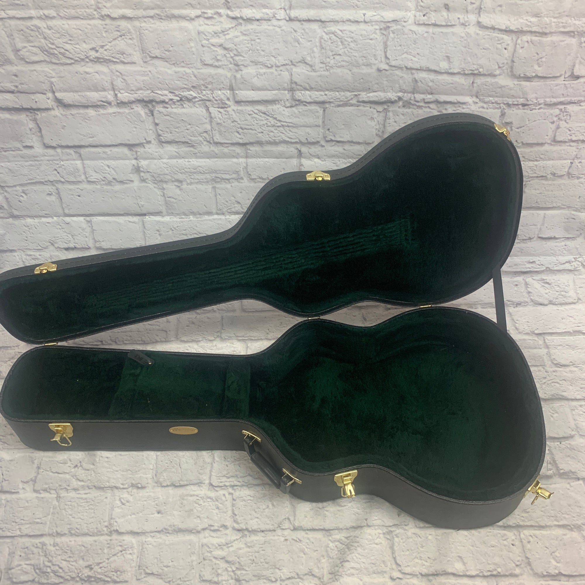 Martin Hard Shell Acoustic Guitar Case - Evolution Music
