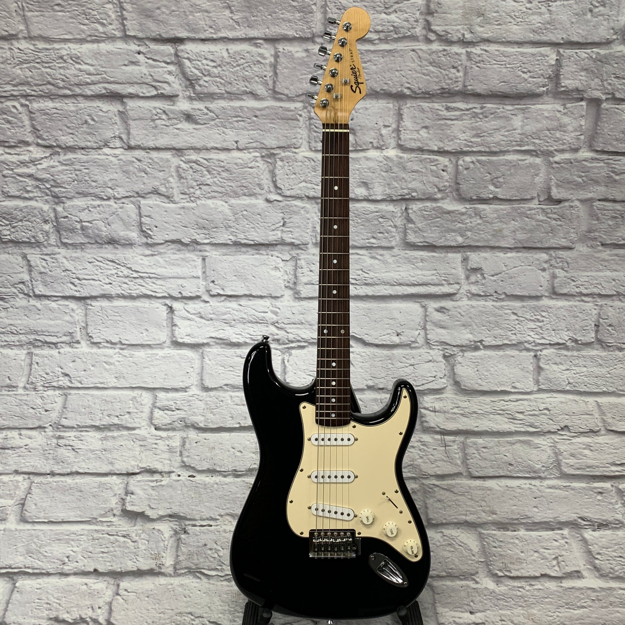 Squier by Fender Strat Black - Evolution Music