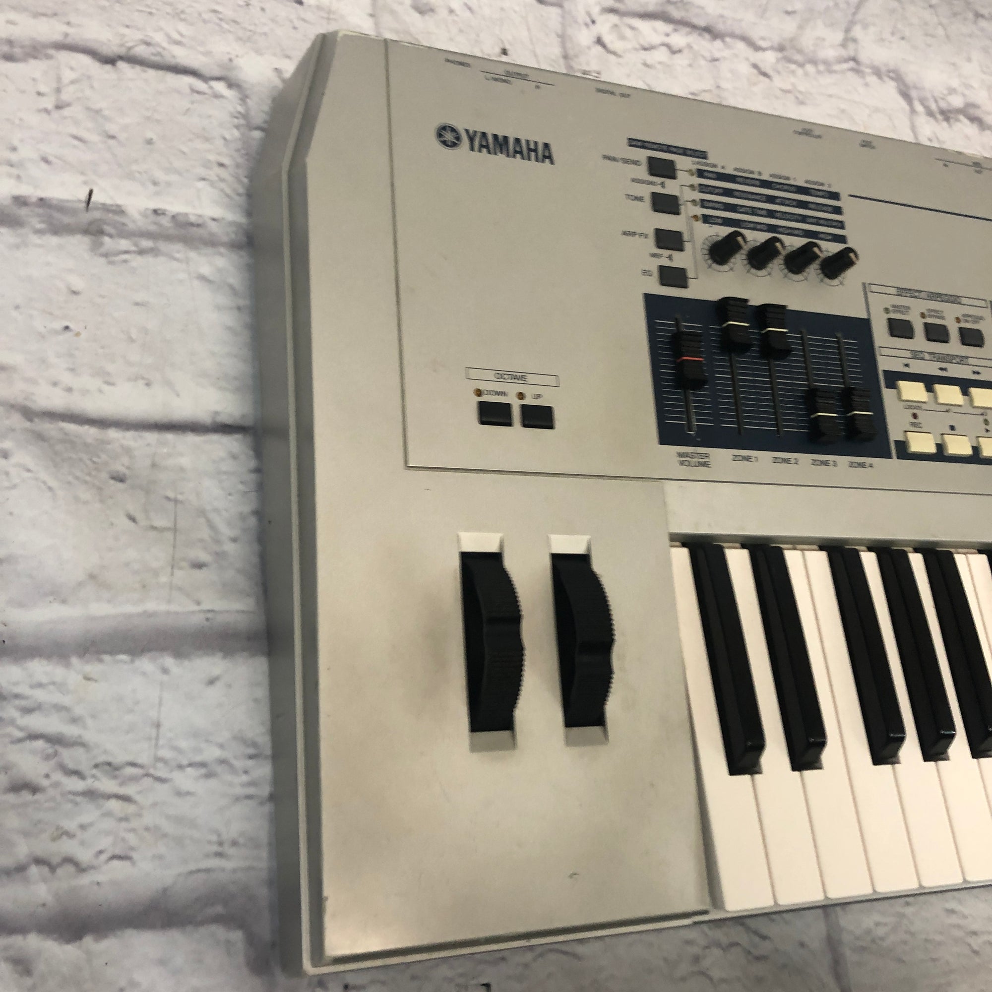 Yamaha MO6 61 Key Synthesizer Workstation - Evolution Music