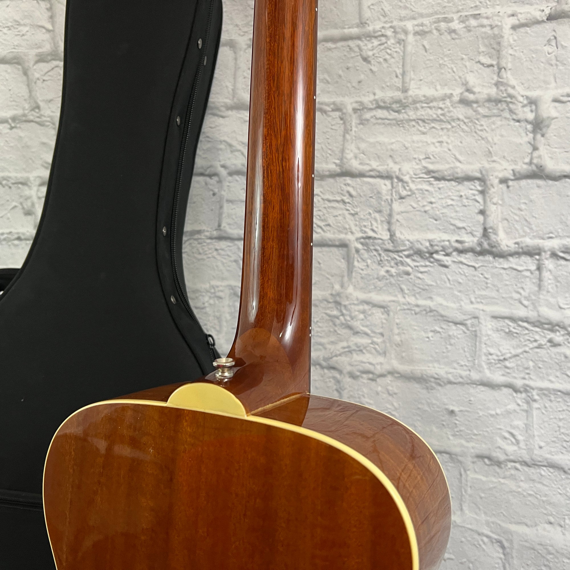 Guild M-140 Parlor Acoustic Guitar w/ Fitted Case - Evolution Music