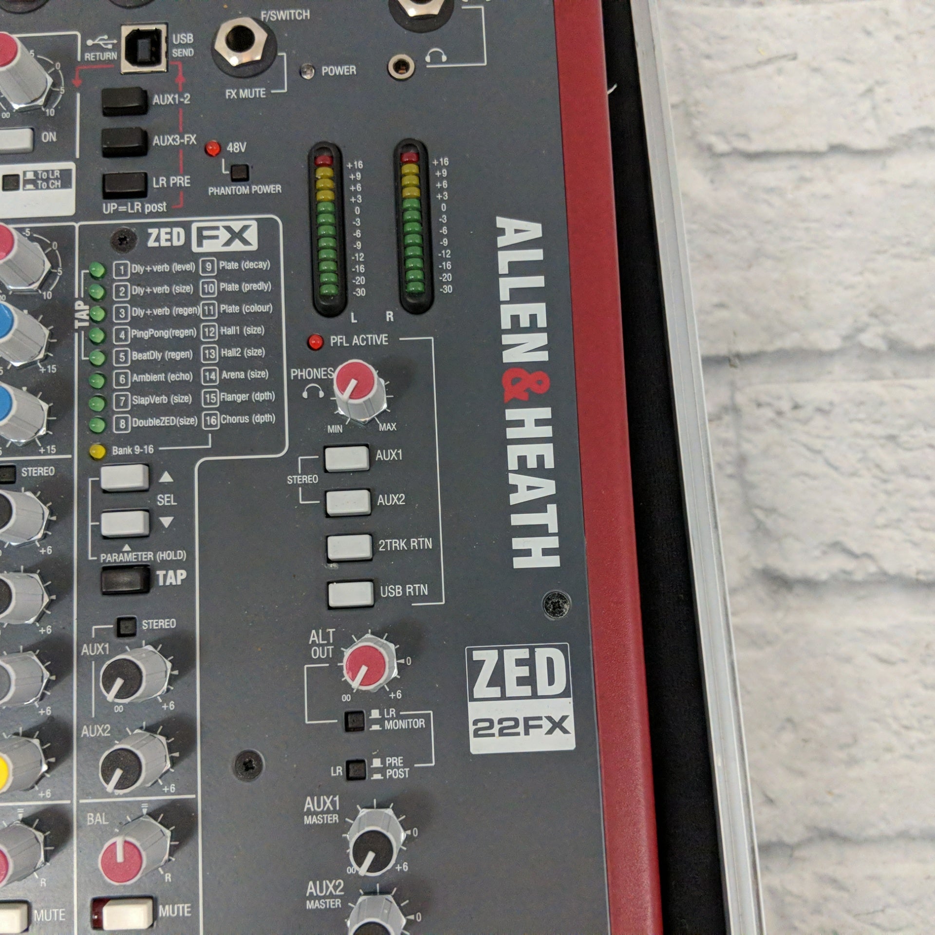 Allen & Heath ZED-22FX 22-Channel w/ Case - Evolution Music