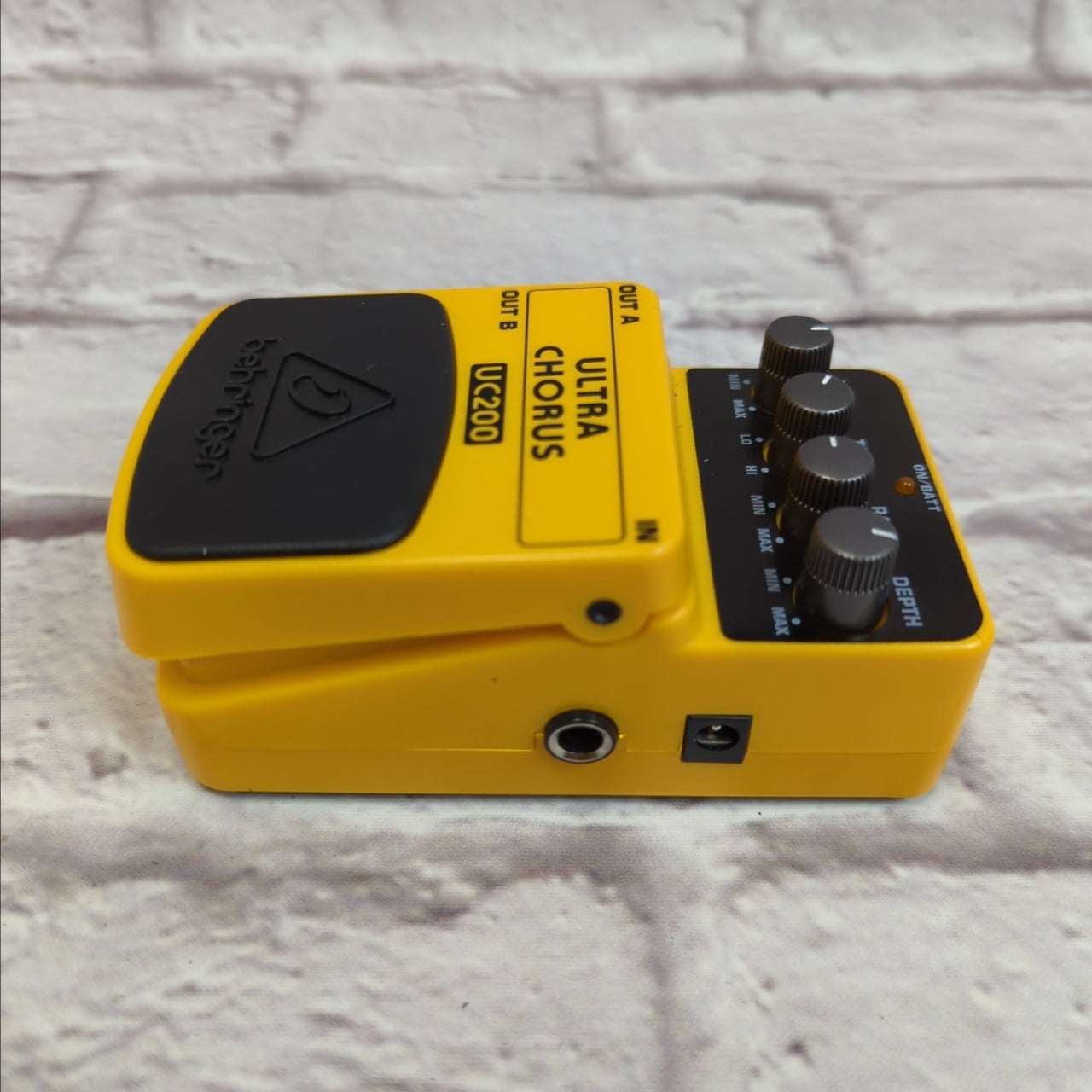 Behringer UC200 Ultra Chorus Pedal - Evolution Music