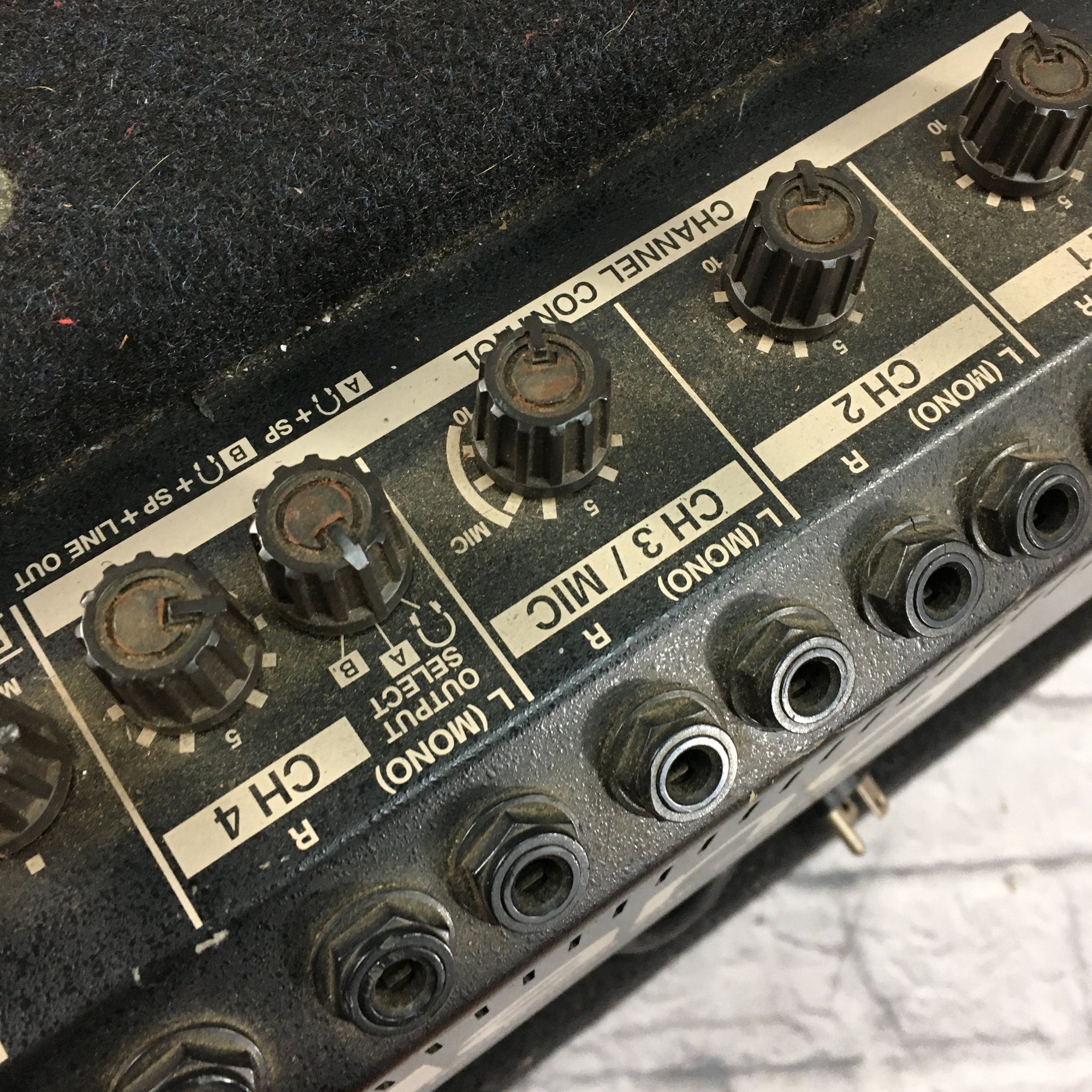 Roland KC-500 Keyboard Amplifier - Evolution Music