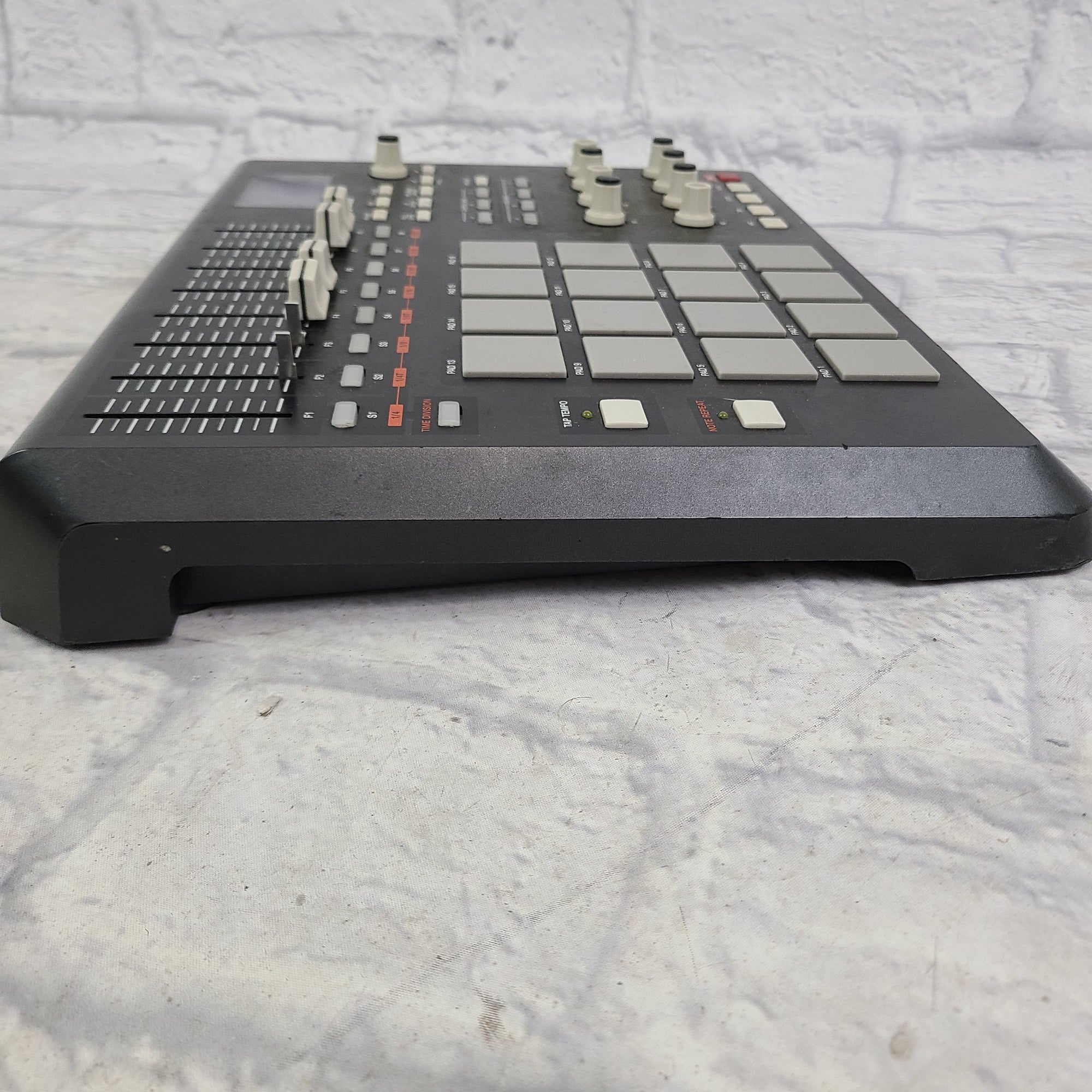 Akai MPD32 USB/MIDI Pad Controller AS IS - Evolution Music