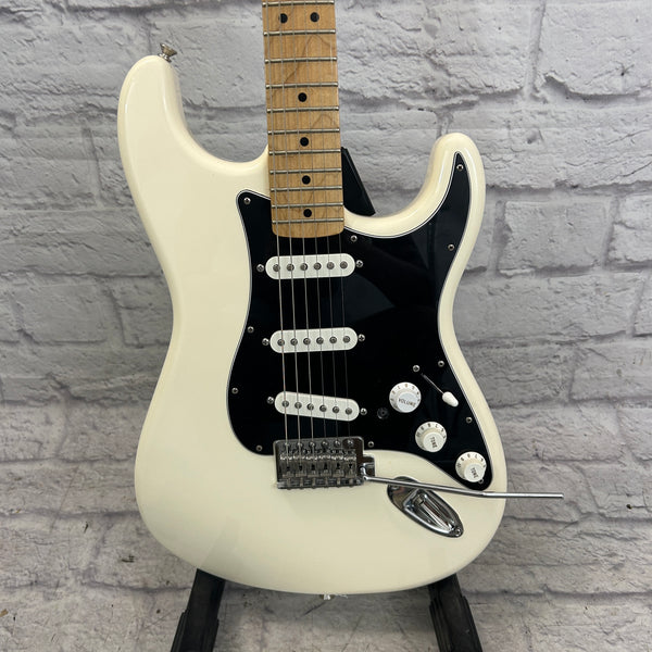 Fender Standard Stratocaster 2016 Electric Guitar - Artic White w/ 10 ...