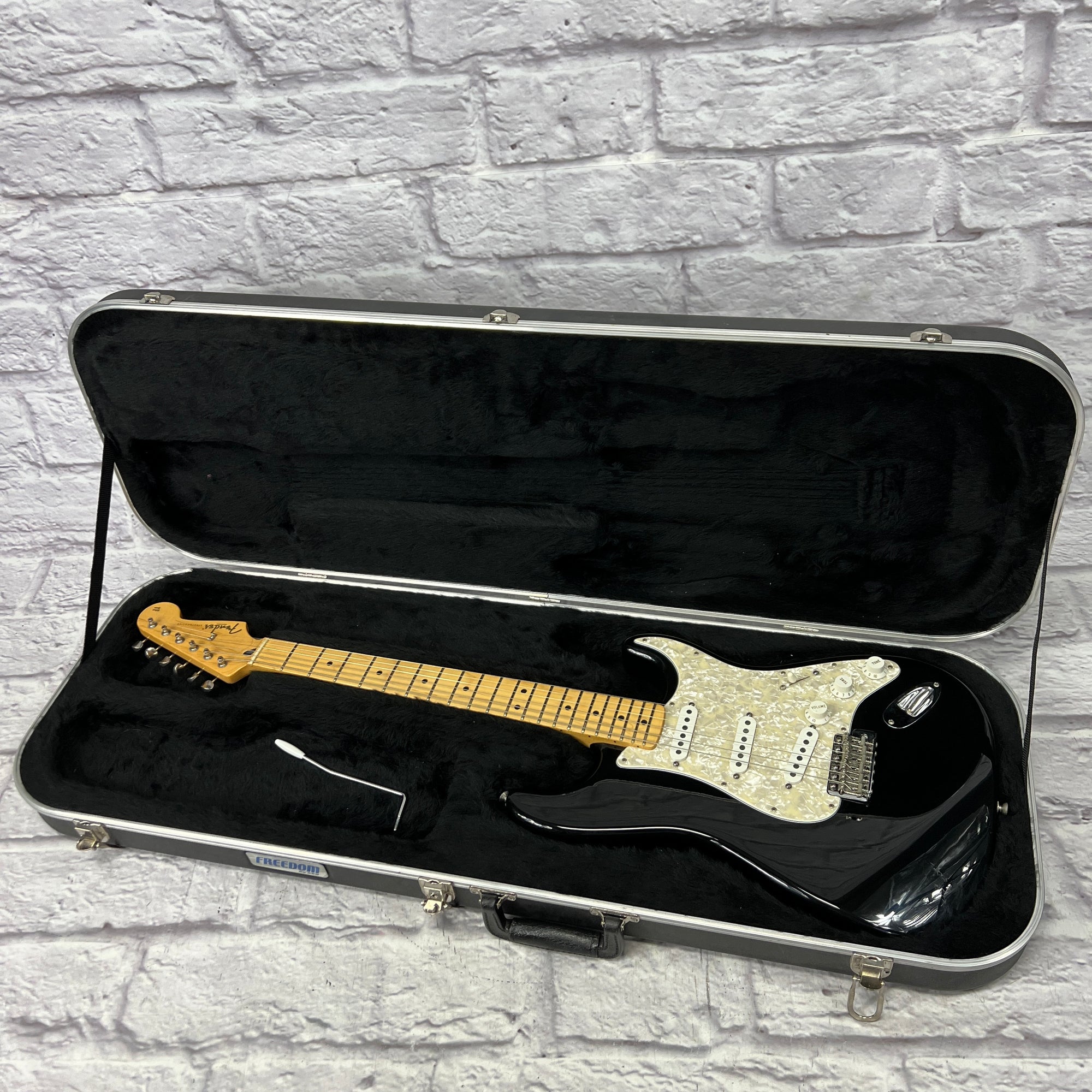 Fender 2004 Deluxe MIM Stratocaster w/ Freedom Hard Case - Evolution Music