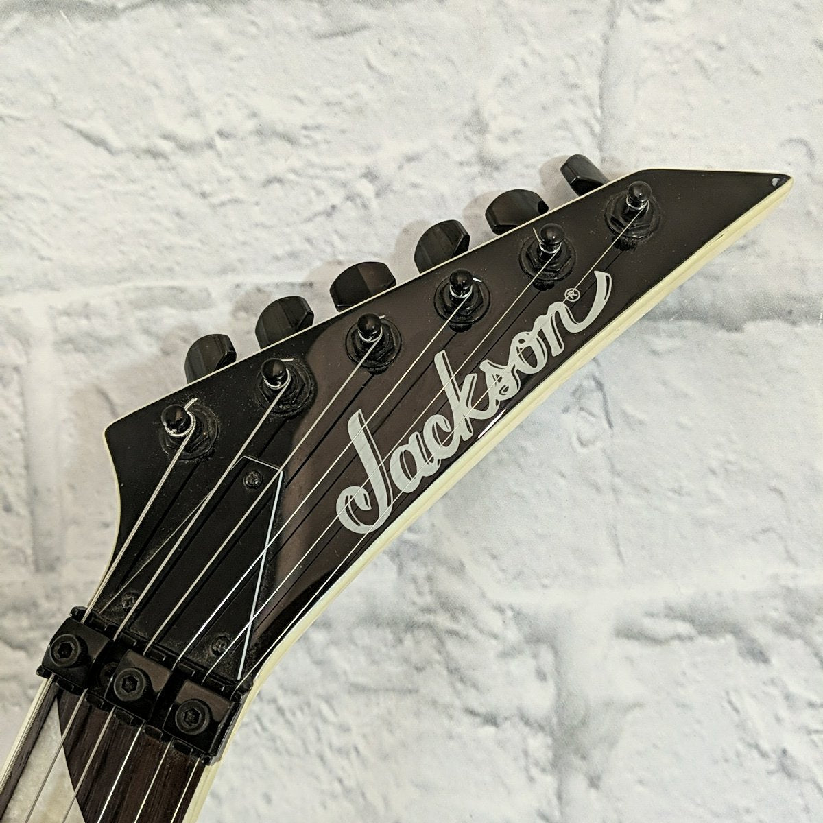 Jackson RRXMG X Series Rhoads - Snow White with Black Pinstripe ...