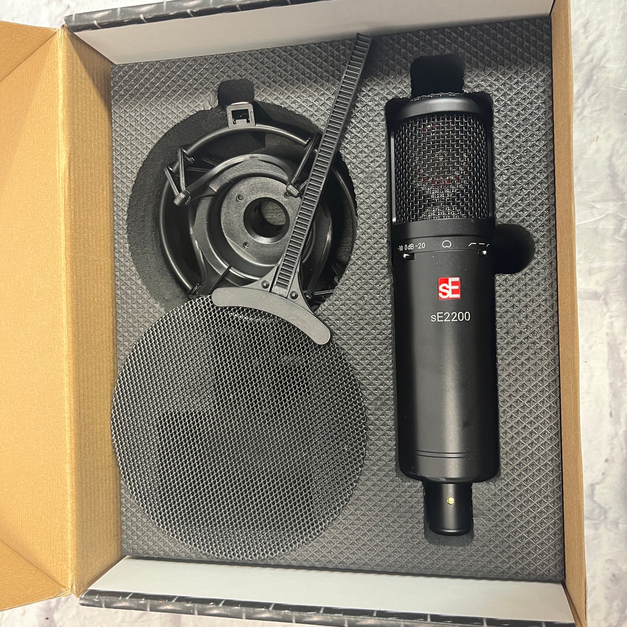 SE Electronics SE2200 Cardioid Condenser Microphone - Evolution Music