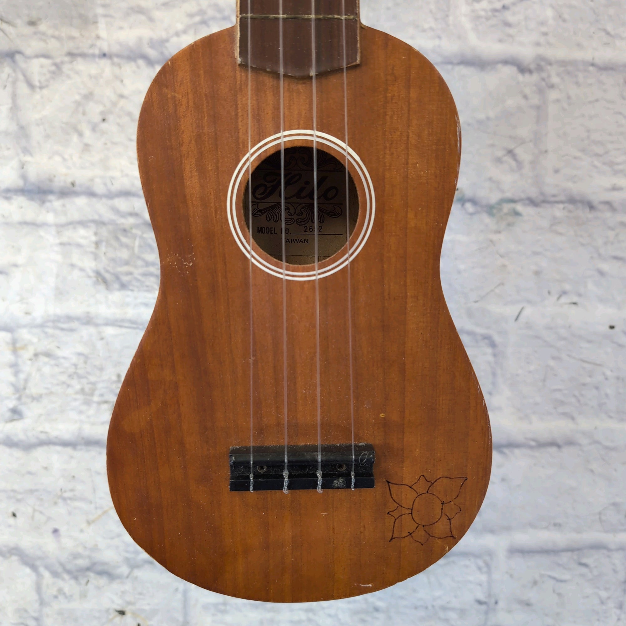 Hilo Vintage Soprano Uke Ukulele w/ Case - Evolution Music